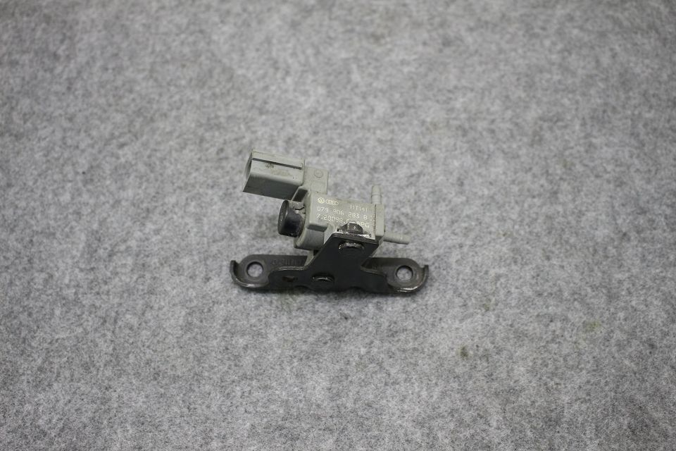Audi R8 42 V10 Magnetventil 079906283B Halterung 07L131157D Unterdruck ...