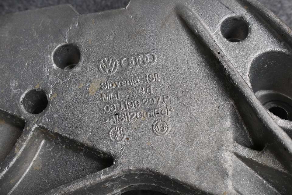 Audi VW Skoda Motorstütze 06J199207P Motorhalterung Halter Motorlager 2 ...