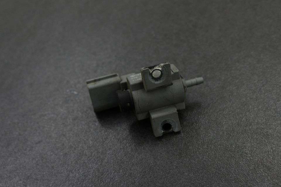 Original Audi A3 8E B7 A5 8T A6 4F Magnetventil 079906283B Halterung ...