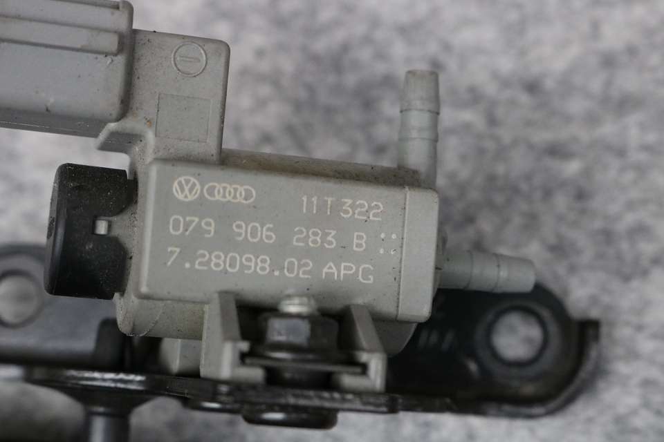 Org Audi R8 42 V10 Magnetventil 079906283B Halterung 07L131157D ...