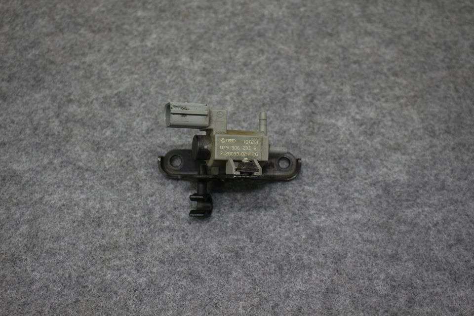 Org Audi R8 42 V10 Magnetventil 079906283B Halterung 07L131157D ...