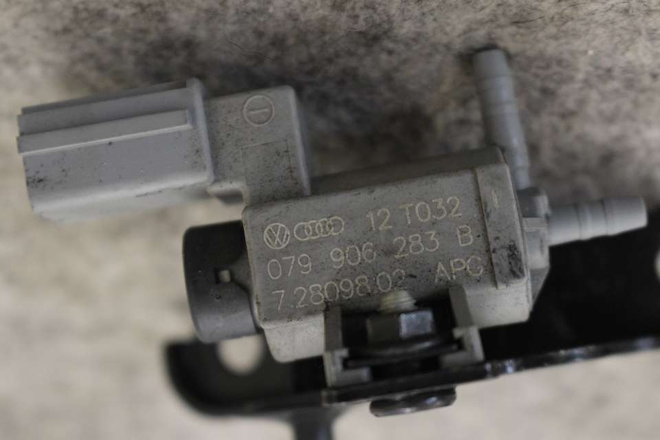 Org Audi R8 42 V10 Magnetventil 079906283B Halterung 07L131057D ...