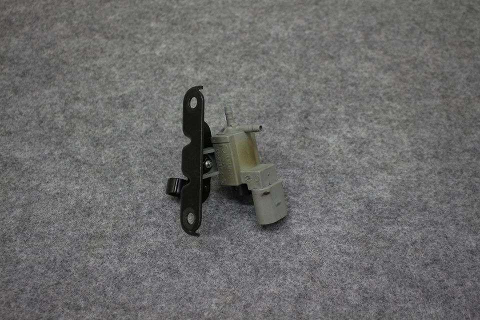 Org Audi R8 42 V10 Magnetventil 079906283B Halterung 07L131157D ...